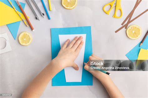 레몬을 곁들인 종이 레모네이드 집에 있는 아이들 Diy 여름 공예품을 만드는 손 단계별로 유치원 아이디어 Diy에 대한 스톡
