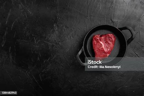 원시 조련 된 엉덩이 스테이크 쇠고기 고기 검은 어두운 돌 테이블 배경에 상단 보기 플랫 레이 텍스트에 대 한 복사 공간 0명에 대한 스톡 사진 및 기타 이미지 Istock