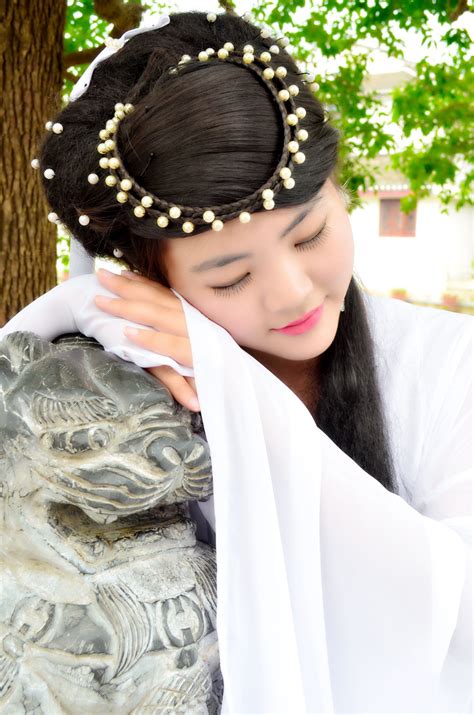 Gambar Mode Pakaian Pengantin Penutup Kepala Tersenyum Gaun