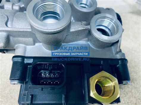 Клапан управления тормозами прицепа КАМАЗ 5490 с колесной формулой 4x2 ...