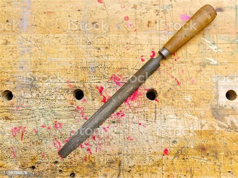 빨간 페인트의 시작과 함께 세 나무 벤치 그런지 표면에 고립 된 Rasp 도구 작업 장비에 대한 스톡 사진 및 기타 이미지 작업 장비 줄 연장 0명 Istock