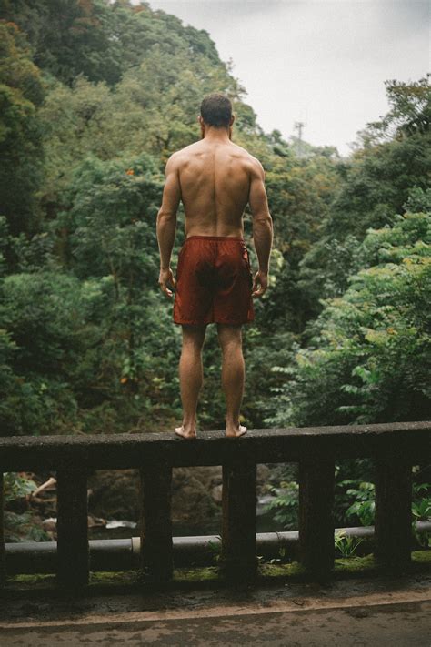 선택적 초점 사진 다리 가장자리에 서 있는 빨간 반바지를 입은 남자 사진 Unsplash의 무료 사람 이미지