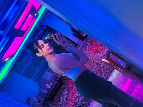 فاصله اهمیت دادن تا ندادنم یه شب تا صبحه، سعی کن لیاقتشو داشته باشی🥰💄🤞🏼