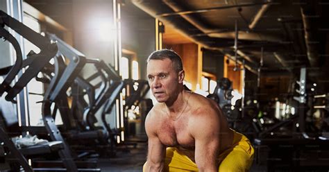 무거운 무게로 바벨을 집어 들기 위해 맨몸통을 구부리는 진지한 남성 운동 선수 사진 Unsplash의 팔뚝 이미지