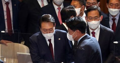 [단독]尹 관저서 친윤 4인방 부부동반 만찬 비대위 보다 먼저 만나