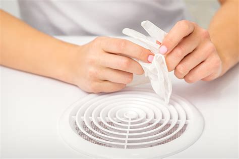 미용사 의사 또는 매니큐어는 서비스를 제공하기 전에 착용할 준비를하면서 흰색 라텍스 보호 장갑을 보유하고 있습니다 건강관리와 의술에 대한 스톡 사진 및 기타 이미지 Istock