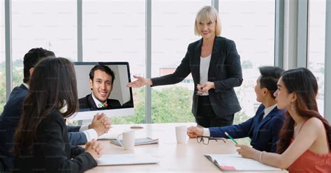 화상 통화 그룹 비즈니스 사람들은 가상 작업 공간 또는 원격 사무실에서 만납니다 스마트 비디오 기술을 사용하여 전문 기업 비즈니스의 동료와 소통하는 원격 근무 전화 회의