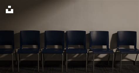 파란색 의자 줄 사진 Unsplash의 무료 의자 이미지