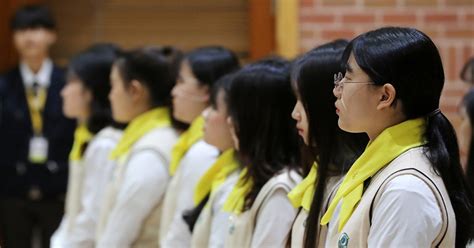 노란리본 모양 스카프 맨 단원고 재학생들