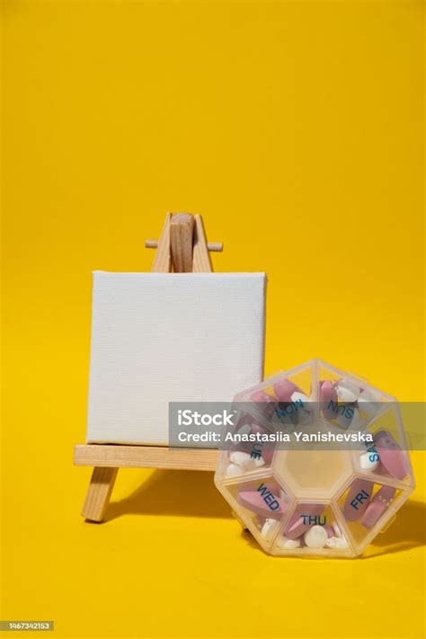매일 흰색 분홍색 약물과 종이 메모가 있는 캡슐로 약을 복용하기 위한 정제가 있는 의료용 알약 상자의 근접 촬영 텍스트 템플릿 모형을 위한 공간을 복사합니다 집에서 매일
