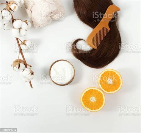 여성 머리 헤어 마스크 요구르트와 오렌지와 대나무 빗 흰색 배경 상단 보기에 평면 누워 복사 공간을 복사합니다 셀프 케어 모발 치료 개념 0명에 대한 스톡 사진 및 기타
