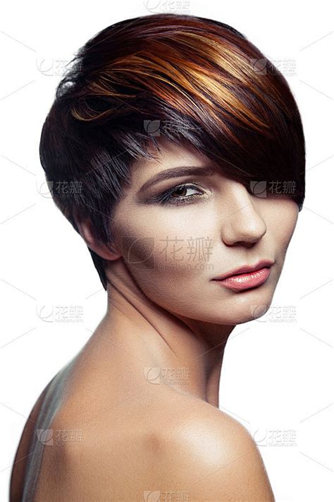 时尚肖像的一个美丽的女孩与染过的头发