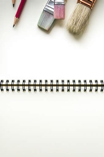 빈 나선형 노트북 페인트 브러시와 연필을 엽니 다 텍스트가 비어 있습니다 0명에 대한 스톡 사진 및 기타 이미지 0명 갈색 용지 개념 Istock