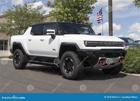 Gmc Hummer Ev Sport Utility Truck Display The Gmc Hummer Ev Is Offered