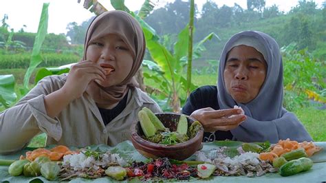 Beginilah Kondisi Hujan Di Tengah Sawah.. Makan Sambil Menunggu Hujan ...