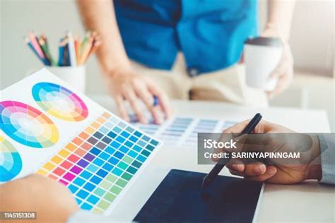 워크 플레이스의 그래픽 태블릿과 컬러 팔레트 가이드에 그림 두 그래픽 디자이너 그래픽 디자이너에 대한 스톡 사진 및 기타 이미지 그래픽 디자이너 그래픽 디자인 스튜디오