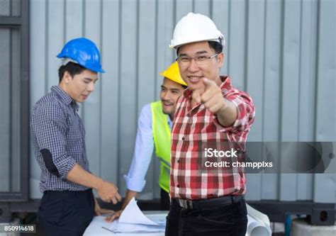 안전 헬멧 작업 팀웍 구축 상담 3 엔지니어 남자 측에서 건설 프로젝트 테이블에 종이 계획 Industy 개념에 대한 스톡 사진 및 기타 이미지 Istock