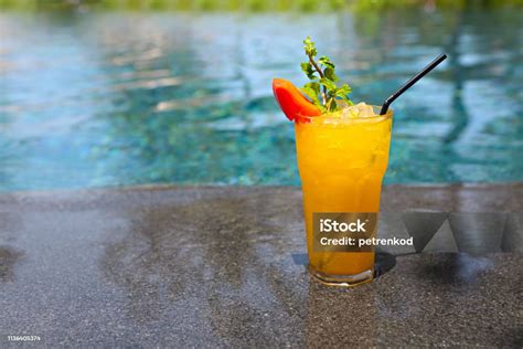 수영장 옆에 라이트 럼 다크 럼 오렌지 쿠라카오 아몬드 시럽 라임 얼음 조각 파인애플과 민트가 있는 칵테일 마이 타이 가까운에