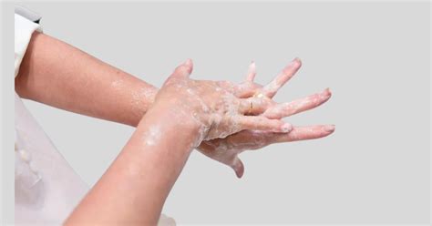 How To Safely Remove Disposable Gloves August 2025