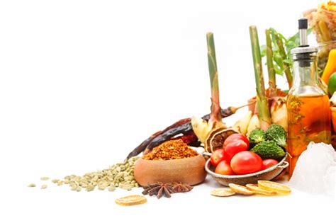 인도 향신료와 허브에 흰색 배경 기본 보기 혼합 인도 향신료와 허브 차이 도자기 디자인 야채 향신료 허브 또는 식품 콘텐츠에 대 한 복사 공간 흰색 배경에 그룹 가루로