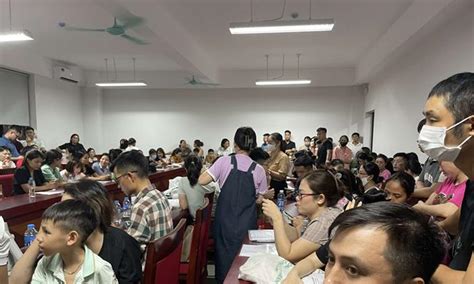 Gần 22g đêm Hàng Trăm Phụ Huynh Vẫn Tụ Họp ở Trường Vì Con Chưa Có Chỗ Học