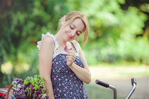 자연에 자전거와 함께 아름 다운 여자 행복 하 고 건강 한 부드러운 손 건강 한 라이프 스타일에 꽃 거리에 대한 스톡 사진 및 기타 이미지 Istock