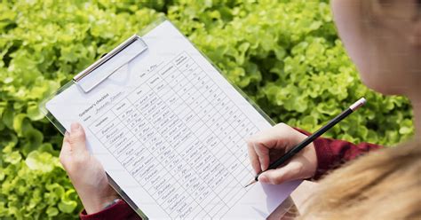 농부는 유기농 및 유전자 변형 성분 무함유 체크리스트를 작성합니다 사진 Unsplash의 생명 공학 이미지