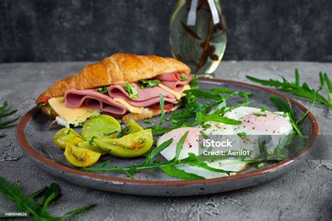 튀긴 계란과 햄 치즈 샐러드를 곁들인 크루아상 샌드로 아침 식사 맛있는 아침 식사 0명에 대한 스톡 사진 및 기타 이미지 0명 가득 찬 건강한 식생활 Istock