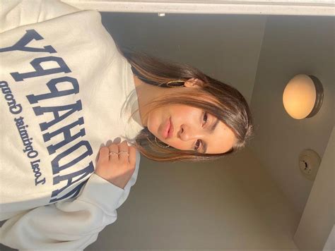 Sofia Gabay Brunette Balayage Hair Mirror Selfie Selfie