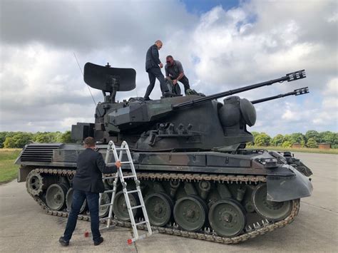 Шольц взобрался по стремянке на ЗСУ Gepard во время встречи с украинскими военными