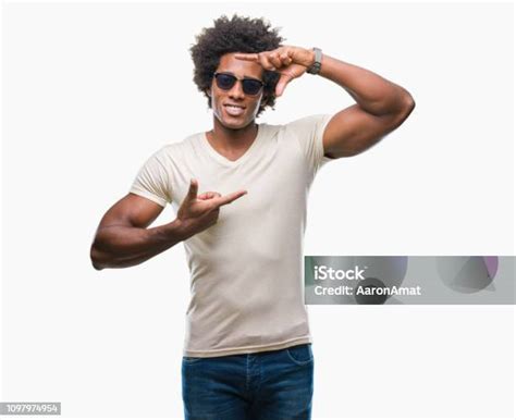 아프리카 미국 사람 손으로 만드는 프레임 및 행복 한 얼굴로 손가락을 웃 고 고립 된 배경 위에 선글라스를 착용 창의력과 사진 개념입니다 개념에 대한 스톡 사진 및 기타