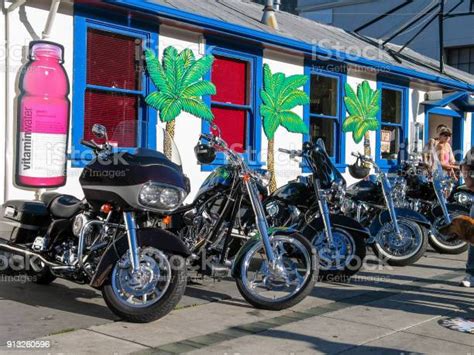 샌 프란 시스 코에 있는 작은 카페 근처 거리에 검은 오토바이의 주차장 개체 그룹에 대한 스톡 사진 및 기타 이미지 개체