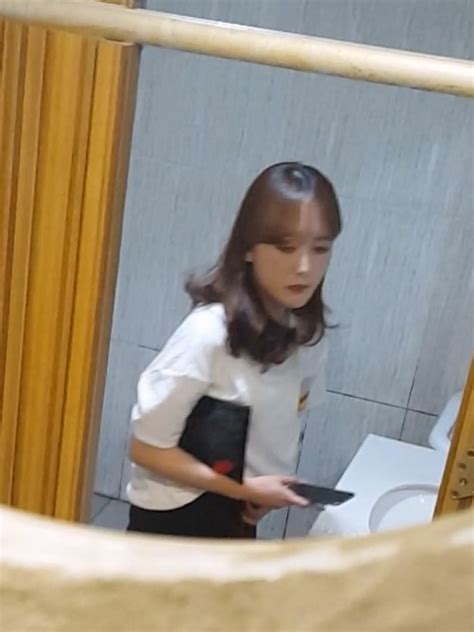 한국 술집 화장실에 몰래 들어가 여자들의 엉덩이를 들여다보면 그들은 담배를 피우고 술을 마시고 외로워 보인다 인색 한 고양이