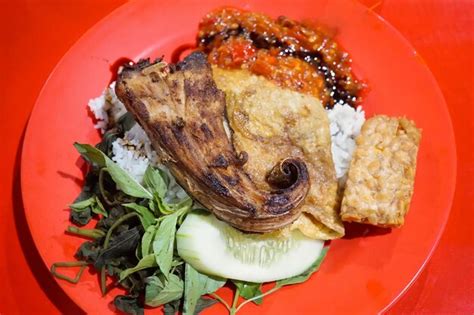 Premium Photo Sego Sambel Surabaya Iwak Pe Is A Legendary Culinary Dish Originating From The