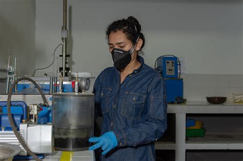 보호 마스크와 라텍스 장갑을 착용한 산업용 여성 작업자 지질 실험실에서 아스팔트 테스트 Stem 주제에 대한 스톡 사진 및 기타 이미지 Stem 주제 고용과 노동