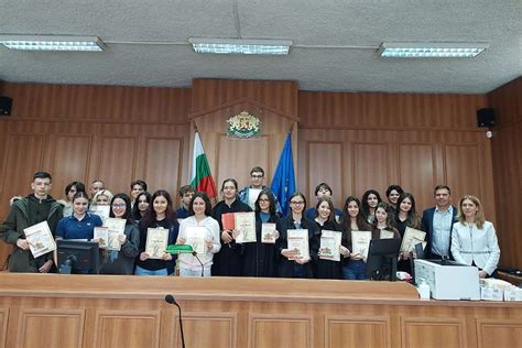 Ученици от ЕГ „Иван Вазов“ посетиха Окръжения съд и решаваха казус по дело за катастрофа в