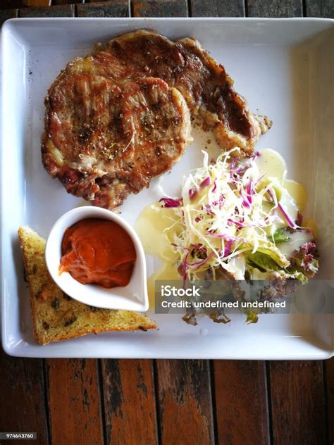 스 내 퍼 생선 쇠고기 및 돼지고기 스테이크와 버터 빵 감자 튀김 야채 구이 고기에 대한 스톡 사진 및 기타 이미지 고기 과일 구이 Istock