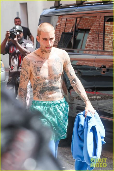 Justin Bieber Goes Shirtless While Out In Beverly Hills With Friends