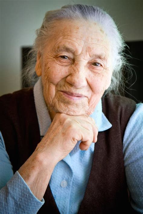 Portrait Einer Alten Frau Stockfoto Bild Von Haar Erwachsener