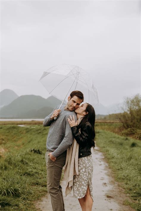Pitt Meadows Rainy Engagement Session Coppie Esterno