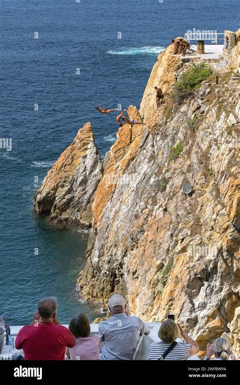 Acapulco Mexico 17 January 2024 Tourists Watch As The Famous Cliff