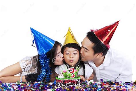 Föräldrar Som Kysser Deras Barn I Födelsedagparti Fotografering För Bildbyråer Bild Av