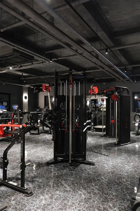 시크한 블랙톤 200평 대형 피트니스 센터 인테리어