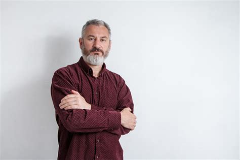 흰색 바탕에 부르고뉴 셔츠에 심각한 회색 머리 수염 남자의 절반 길이의 초상화 경영자에 대한 스톡 사진 및 기타 이미지 경영자 노인 남자 나이 Istock