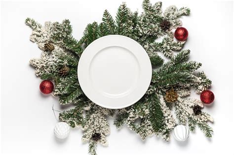 전나무 가지와 장식빈 흰색 세라믹 접시 플랫 평지 크리스마스와 새해 개념 위쪽 보기 크리스마스에 대한 스톡 사진 및 기타 이미지 크리스마스 메뉴판 배경 주제 Istock