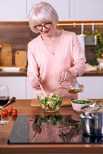수석 쾌활한 여자는 현대 부엌에서 요리하고 있습니다 음식 기술 라이프 스타일 컨셉 70 79세에 대한 스톡 사진 및 기타 이미지 70 79세 모던 양식 여자 Istock