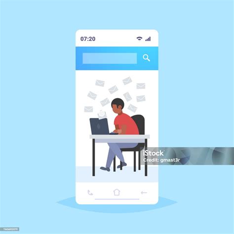 직장 책상 온라인 모바일 응용 프로그램 스마트 폰 화면 T 전체 길이에 앉아 이메일 편지 온라인 전자 메일 통신 개념 아프리카 계 미국인 남자를 확인하기위한 노트북을