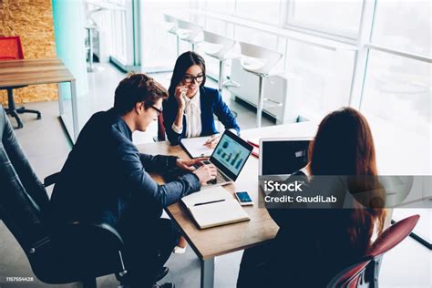 랩톱 컴퓨터를 사용하여 창의적인 예산 보고서에 협력하는 전문 관리자 그룹 넷북 준비 프로젝트의 네트워크에서 정보를 검색하는 전문가 집중 팀 리더십에 대한 스톡 사진 및 기타