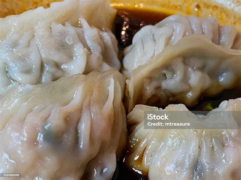 4개의 찐 모모스 흰 밀가루 닭고기와 혼합 야채로 채워진 물 반죽의 전체 프레임 이미지 간장 소스를 곁들인 접시에 초점 딤섬에 대한 스톡 사진 및 기타 이미지 Istock