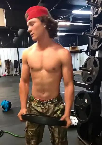 Montana Jordan Height How Tall Physique Photos Biography Neemtime